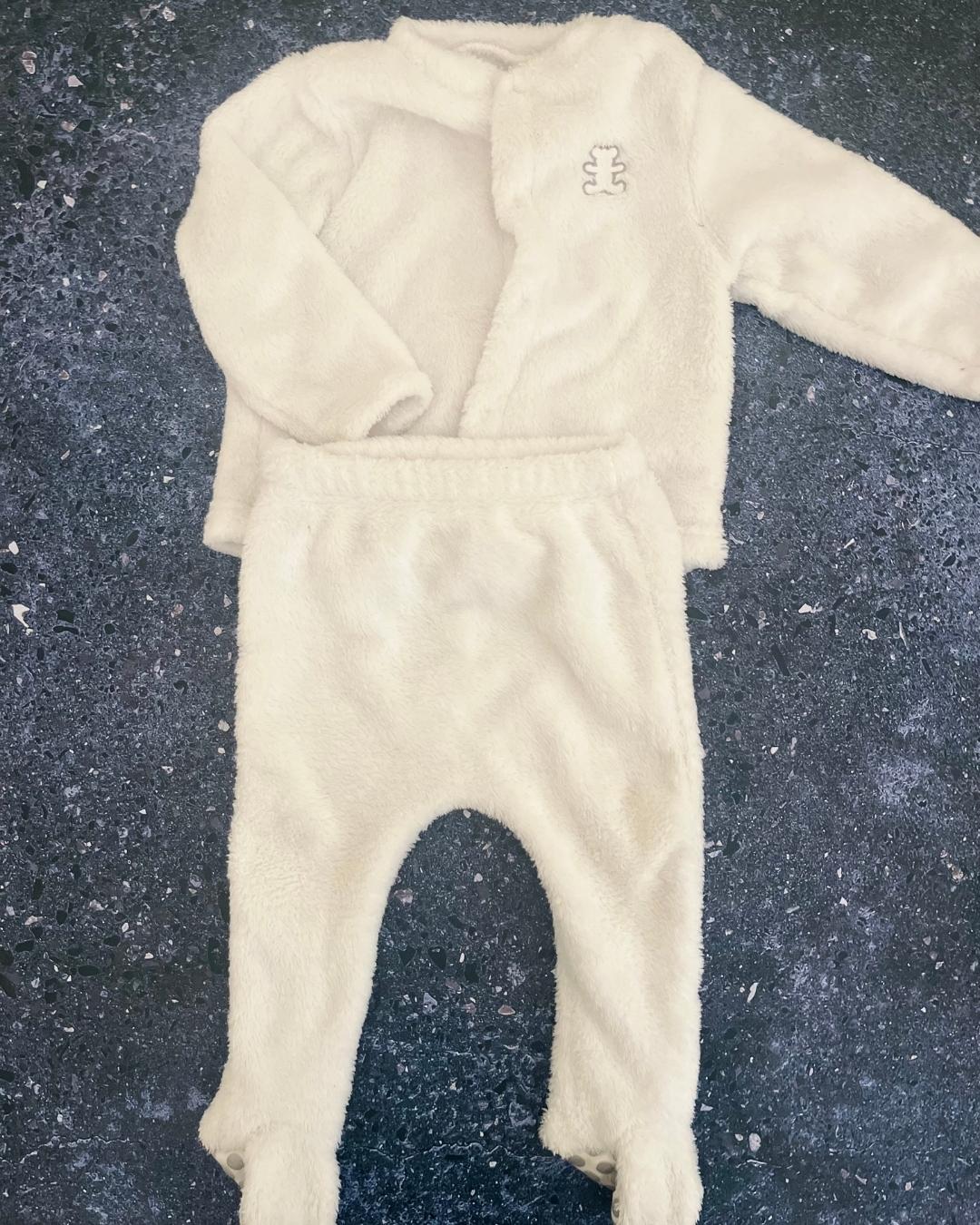 Woolworths white fleece tracksuit set 12/18M – Nearly New Kids